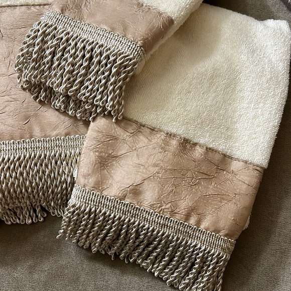 Croscill | Bath | Croscill Towel Set | Poshmark